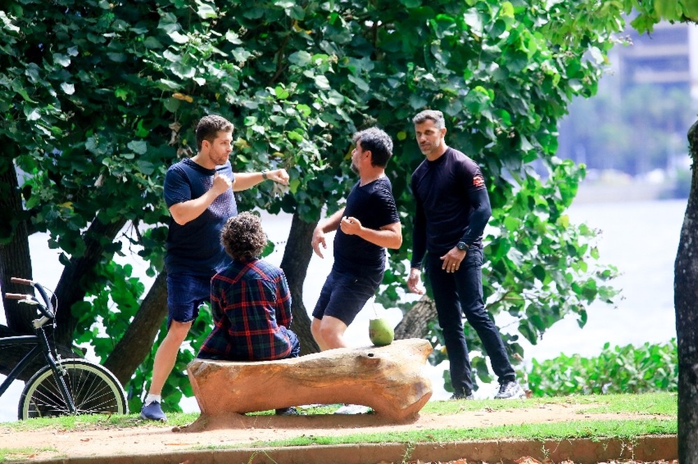Rodrigo Lombardi e Thiago Fragoso são clicados no Rio gravando cena de ...