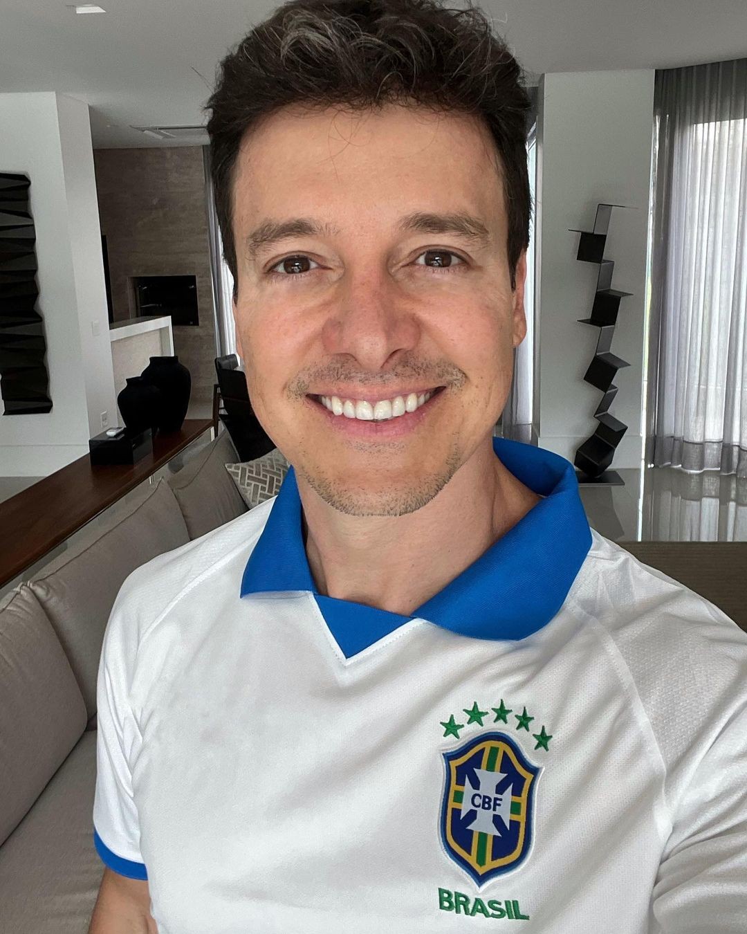 Famosos Mostram Look Para Assistir à Estreia Do Brasil Na Copa Do Mundo