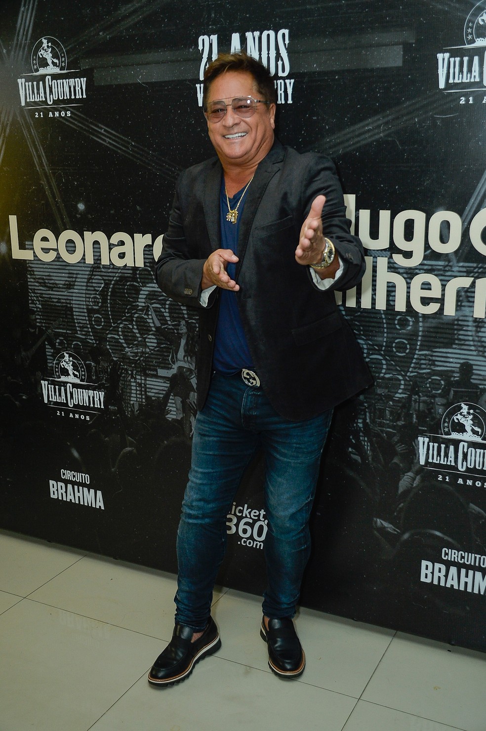 Poliana Rocha troca beijos com Leonardo ao prestigiar show do marido