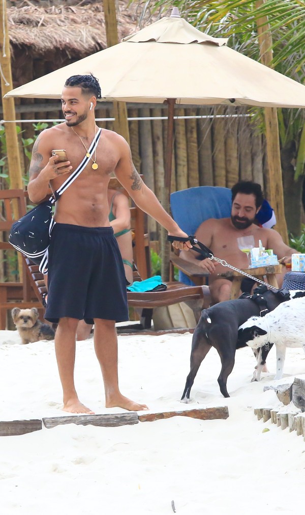 Ex-Malhação Enzo Romani mostra corpo sarado em dia de praia no Rio