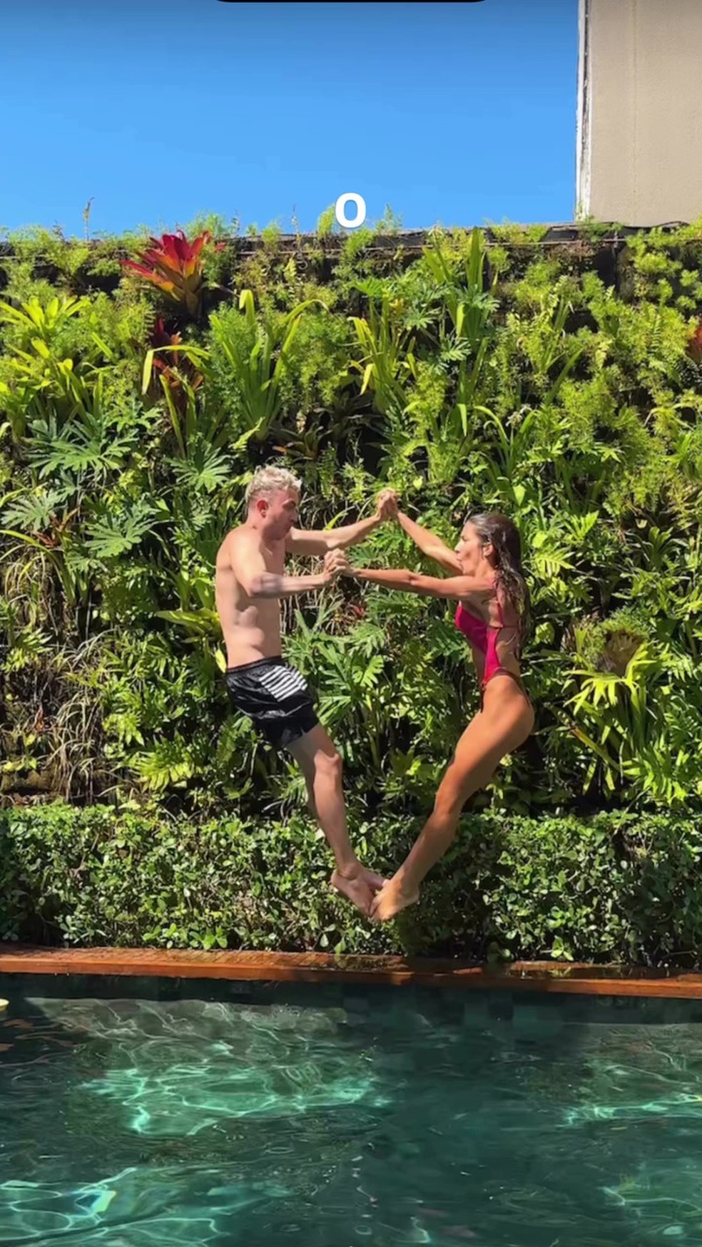 Jade Picon e Leo Picon tentam desafio na piscina — Foto: Reprodução ...