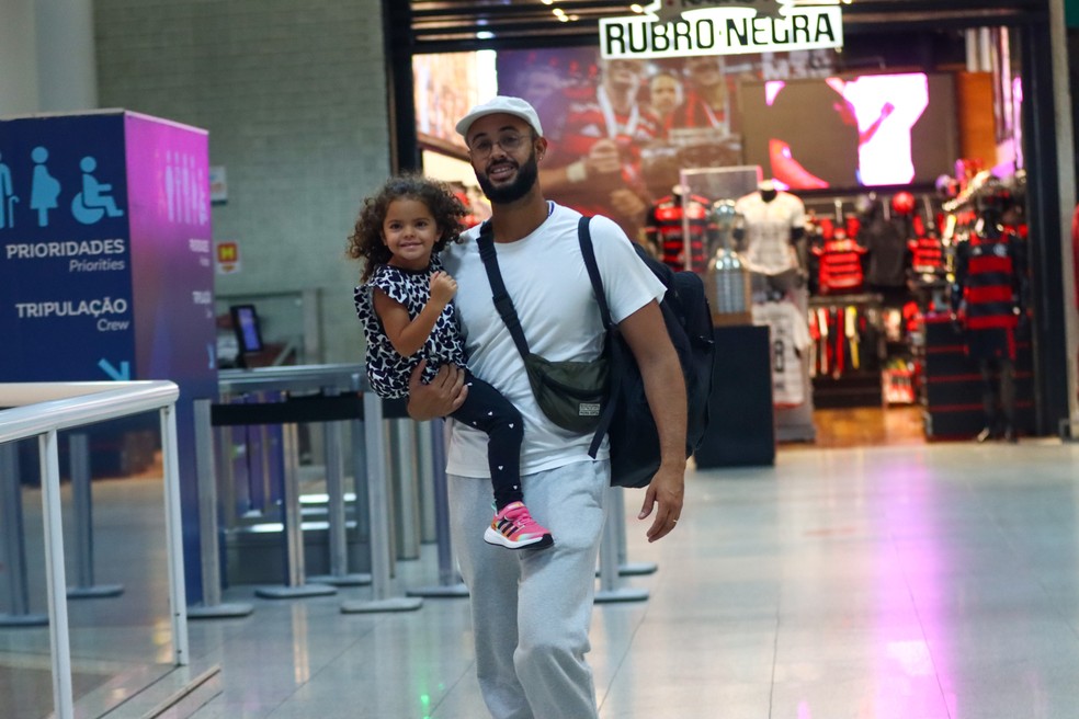 Em rara aparição, José Gil embarca com as filhas gêmeas e a esposa no ...