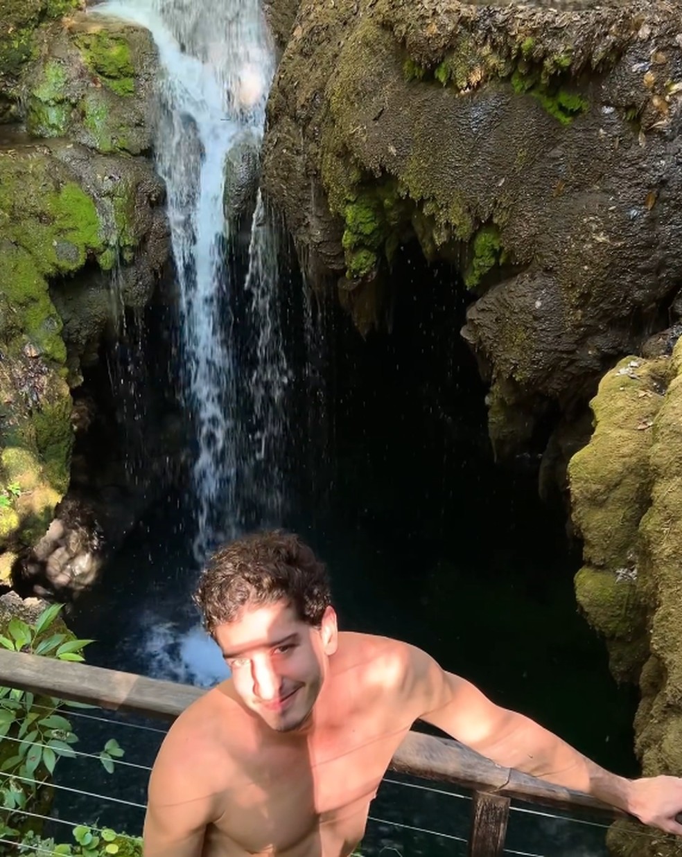 Johnny Massaro curte viagem a Bonito com novo namorado: 'Passeios mágicos'