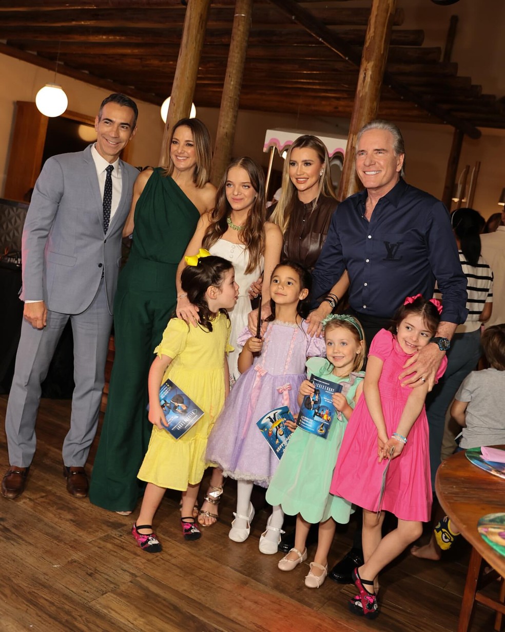 Roberto Justus posta foto de festa de Manu, filha de ex-esposa: 'Todos ...