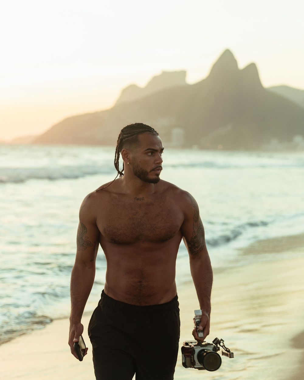 De sunga, Gabriel 'Pompom' de 'Beleza Fatal' curte praia e namorada ...