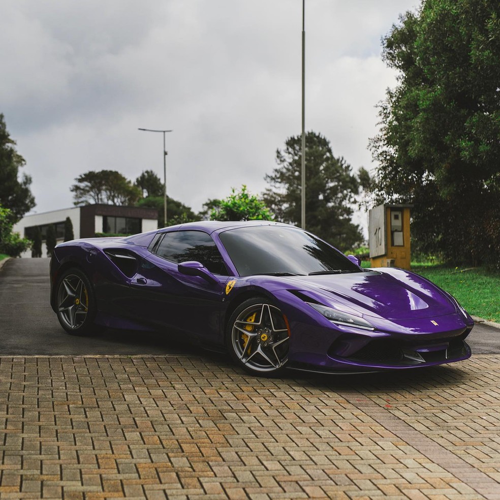 Maluma ostenta nova Ferrari de R$ 4 milhões e exibe coleção de carros ...
