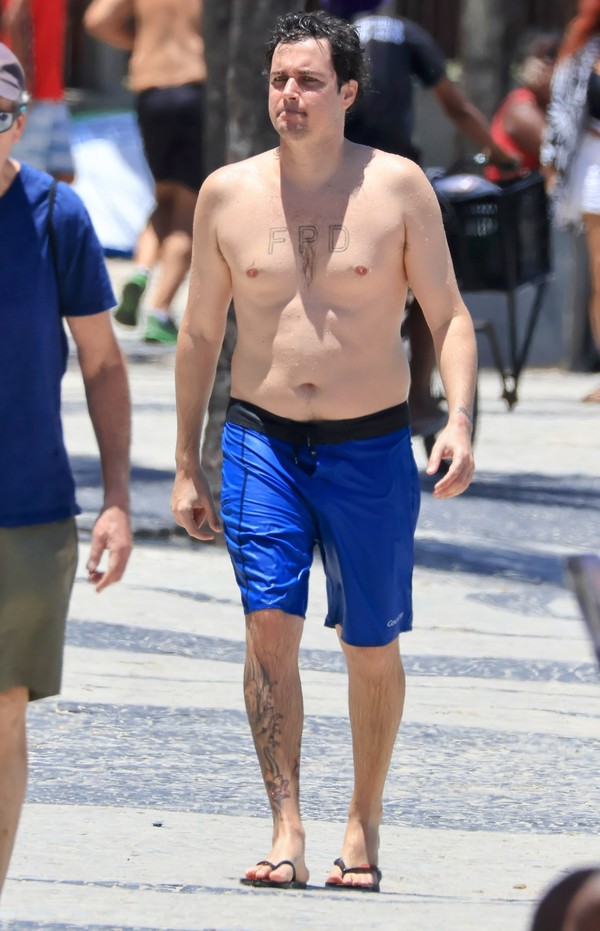 Galã nos anos 2000, Felipe Dylon curte dia de praia no Rio de Janeiro