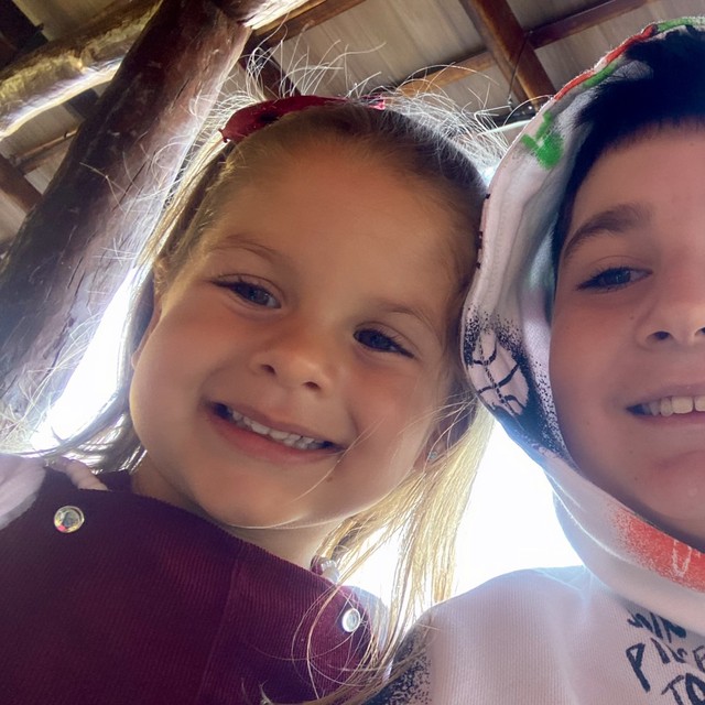 Jéssica Beatriz mostra farra dos netos de Leonardo em praia artificial ...