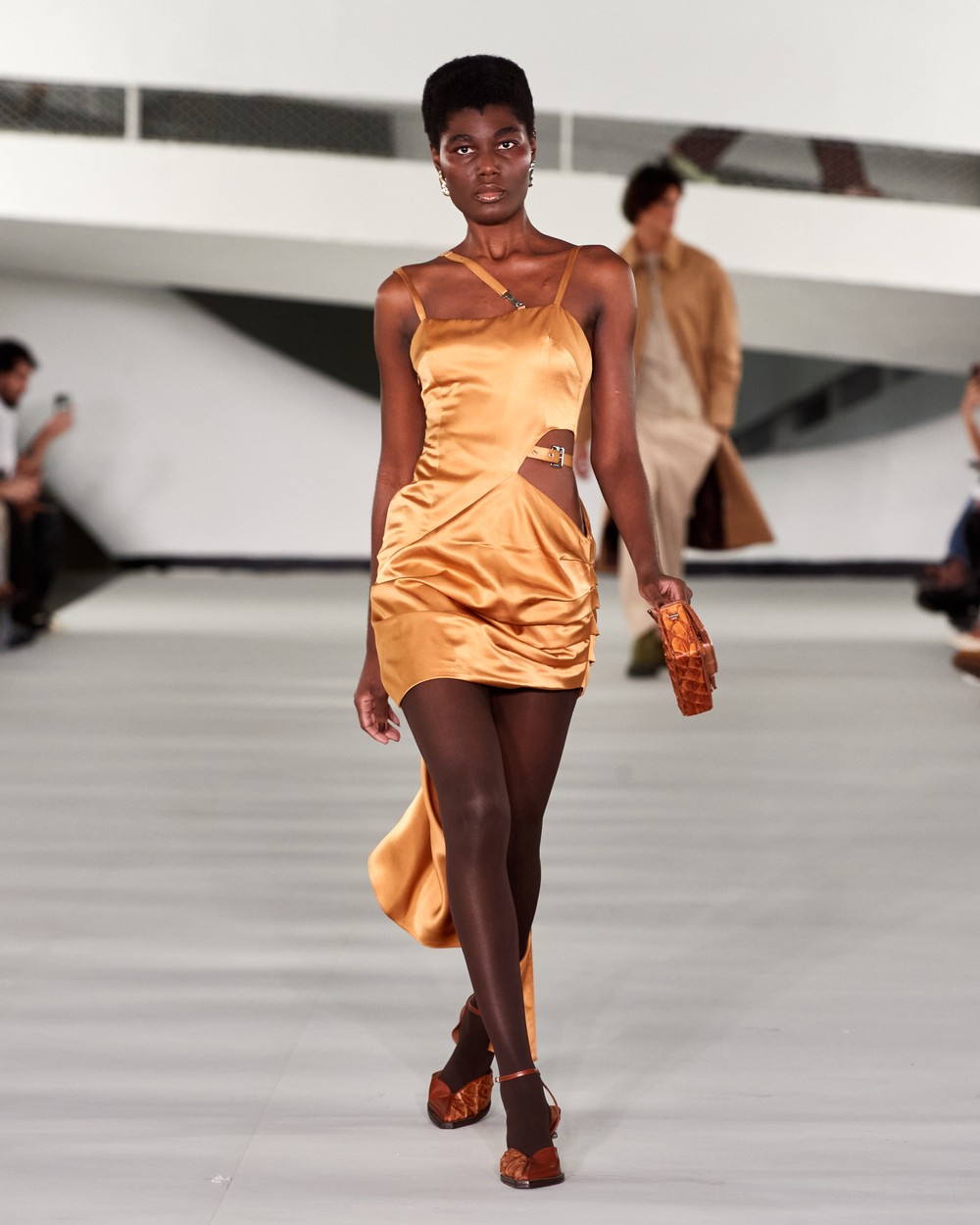 Ivete Sangalo causa comoção ao desfilar para Misci, em São Paulo