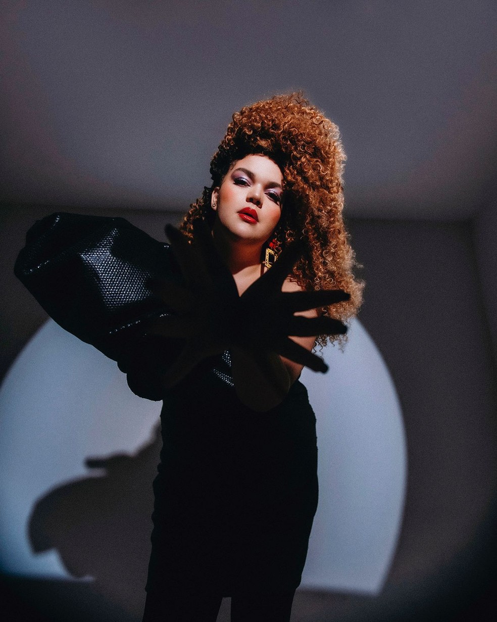 Laura Simões, filha de Fabiana Karla, celebra nova etapa artística na ...