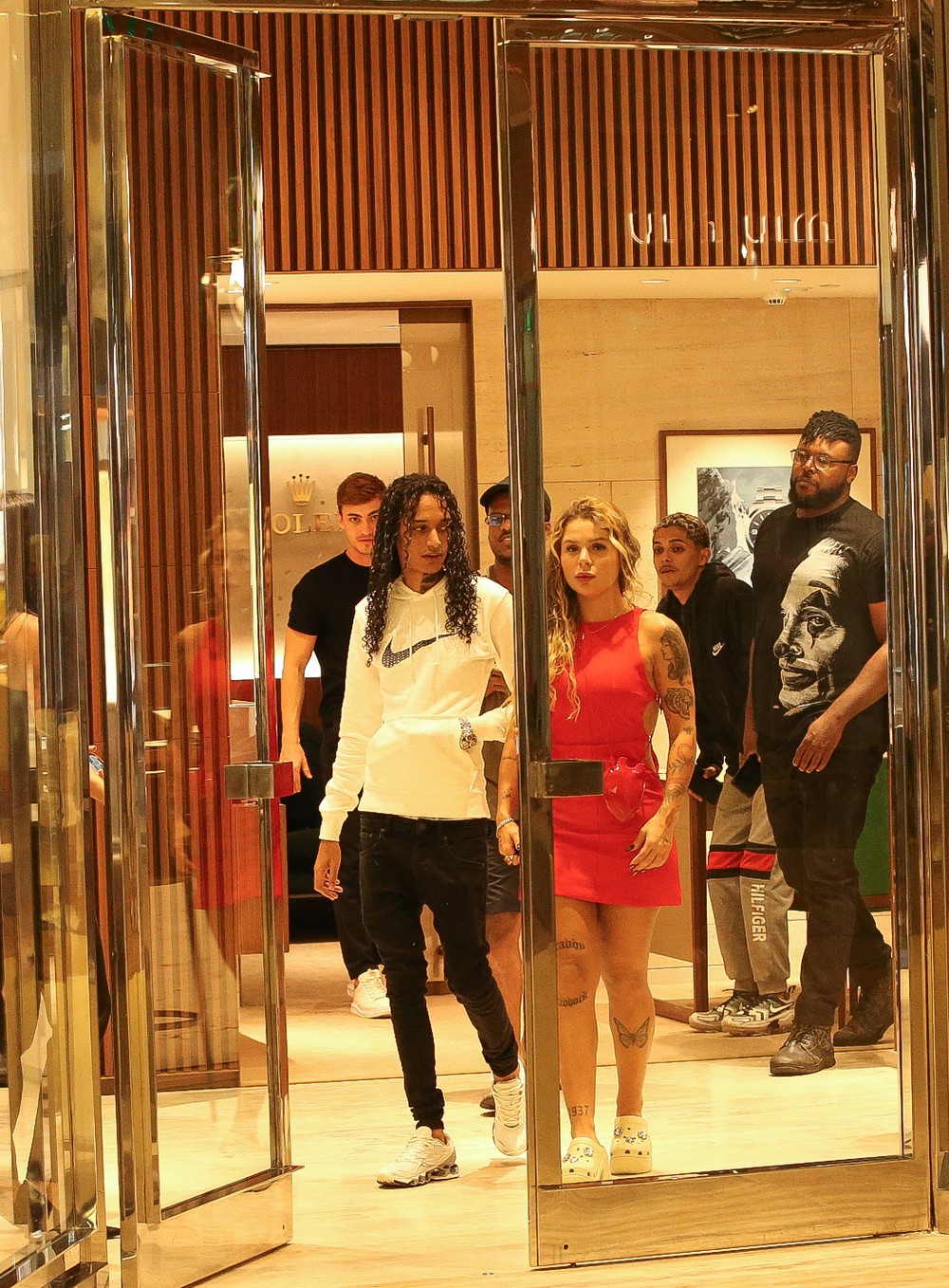 Oruam passeia com a namorada, Fernanda Valença, e casal vai a loja de luxo