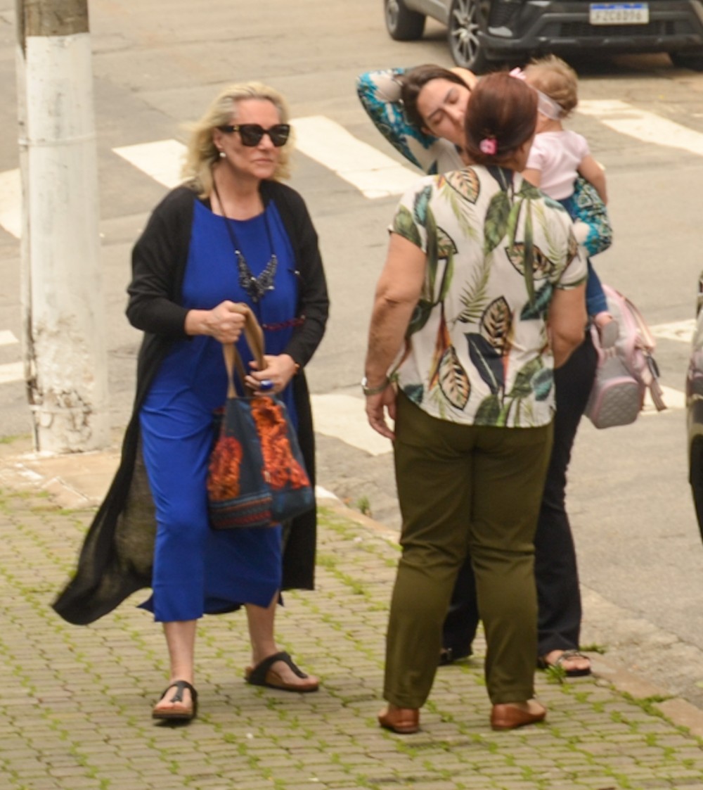 Elizabeth Savala se emociona em missa de sétimo dia da mãe, Isabel Savala