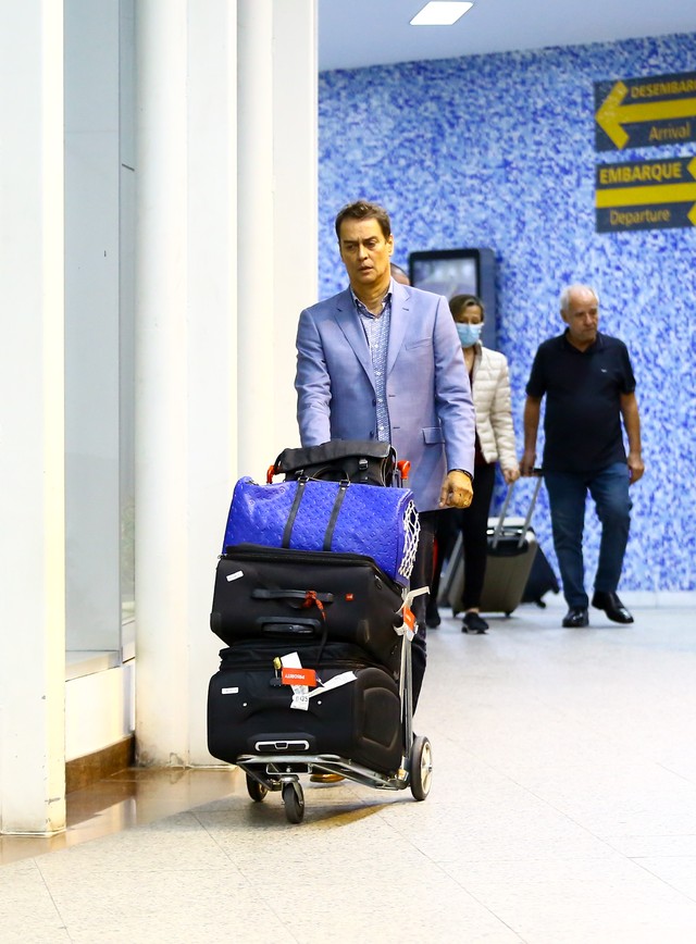 Marcello Antony é clicado em aeroporto durante passagem pelo Brasil