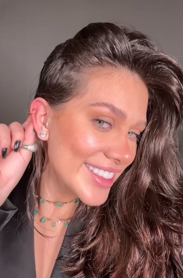 Flavia Pavanelli ganha piercing no valor de R$ 6 mil de presente dos amigos