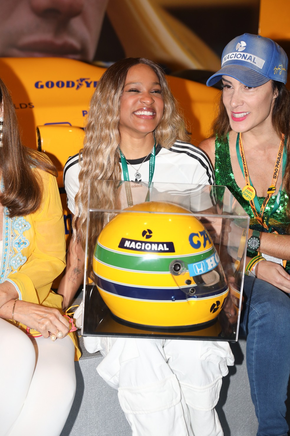 Família de Senna celebra Rebeca Andrade em dia de treino do GP São ...