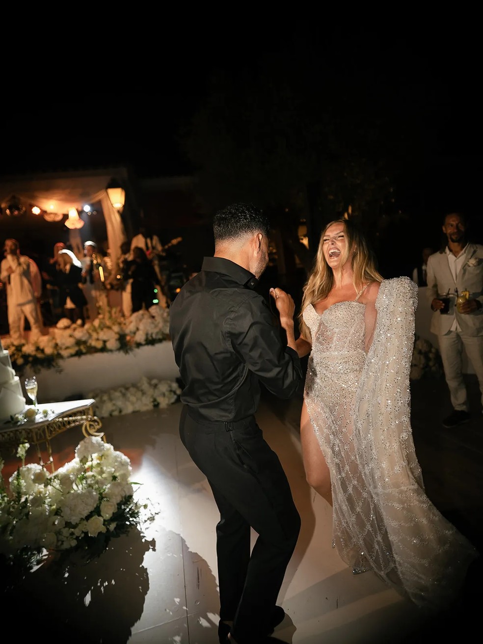 Perrie Edwards usou três vestidos em casamento com Alex Oxlade ...