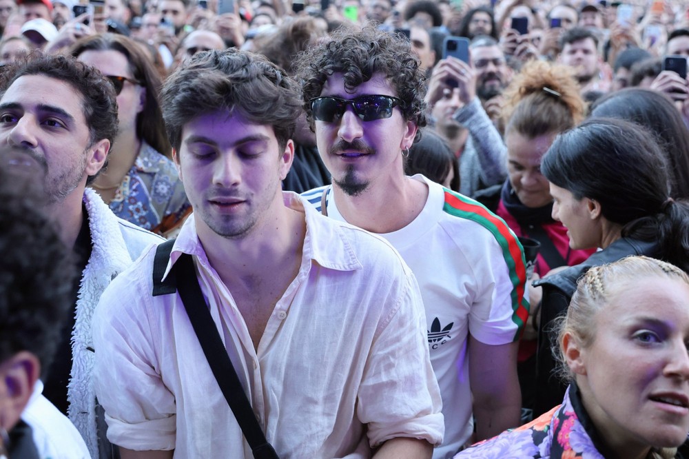 Johnny Massaro curte Festival de casal após ser flagrado beijando rapaz ...