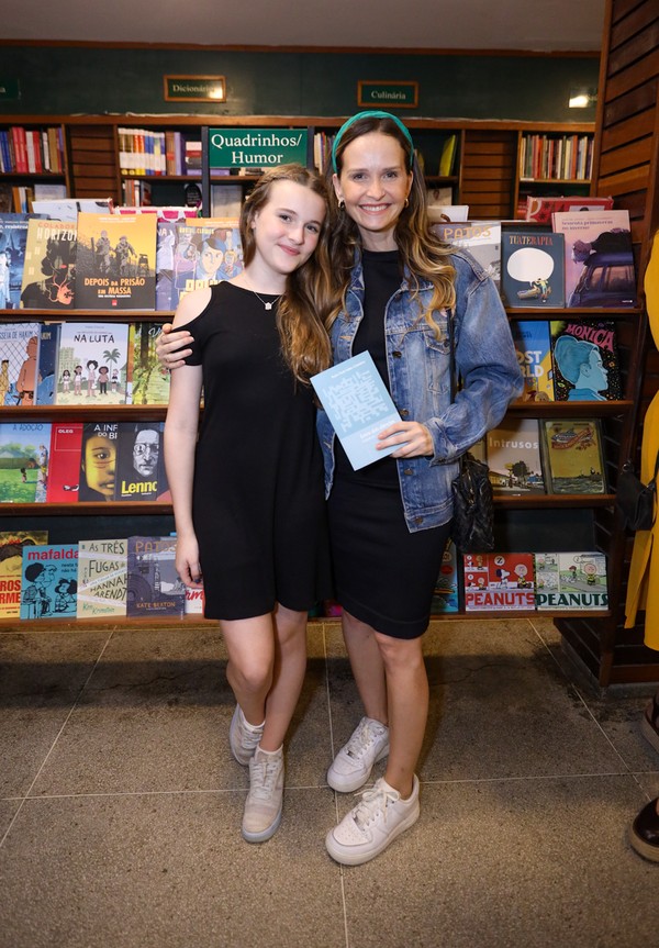 Fernanda Rodrigues vai com a filha 'sósia' a lançamento no Rio