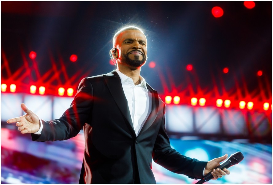 Alexandre Pires canta com Só Pra Contrariar em turnê acústica em São Paulo