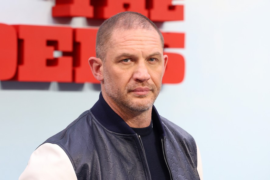 Tom Hardy diz ter dúvidas sobre se sentir 'conectado à masculinidade'