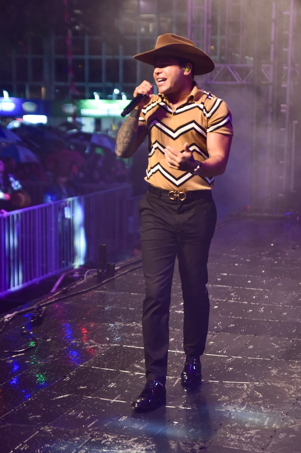 Tierry faz show e a namorada, Mikaely Amorim, assiste do palco; vídeos