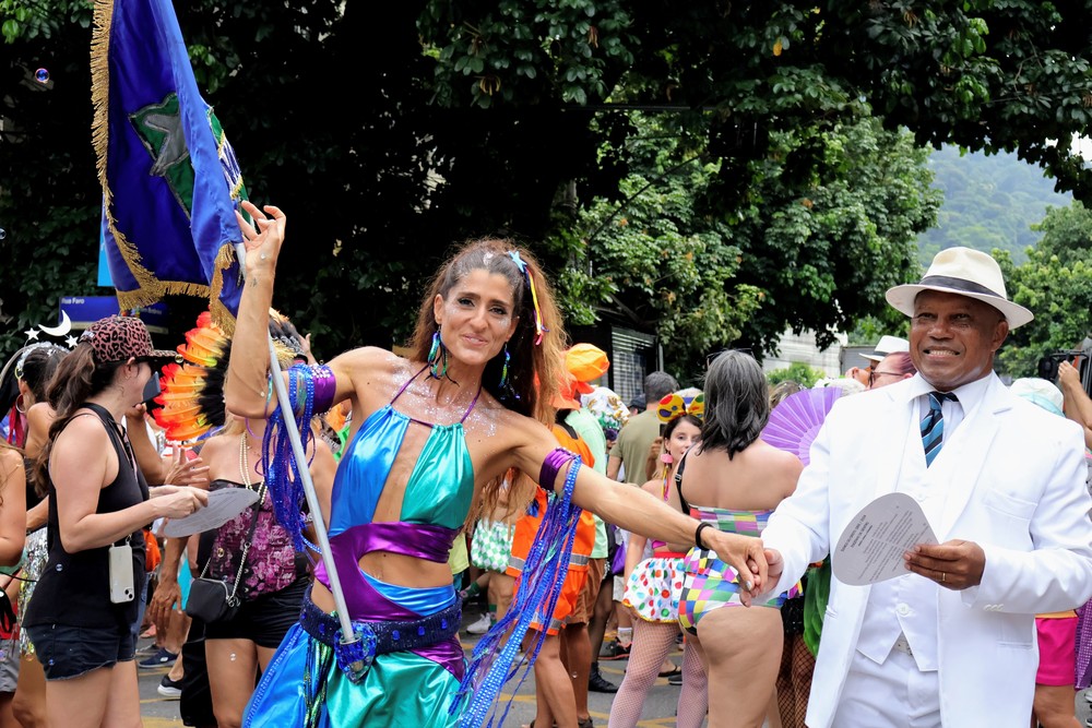Cynthia Howlett capricha na performance como porta-bandeira do Suvaco de Cristo