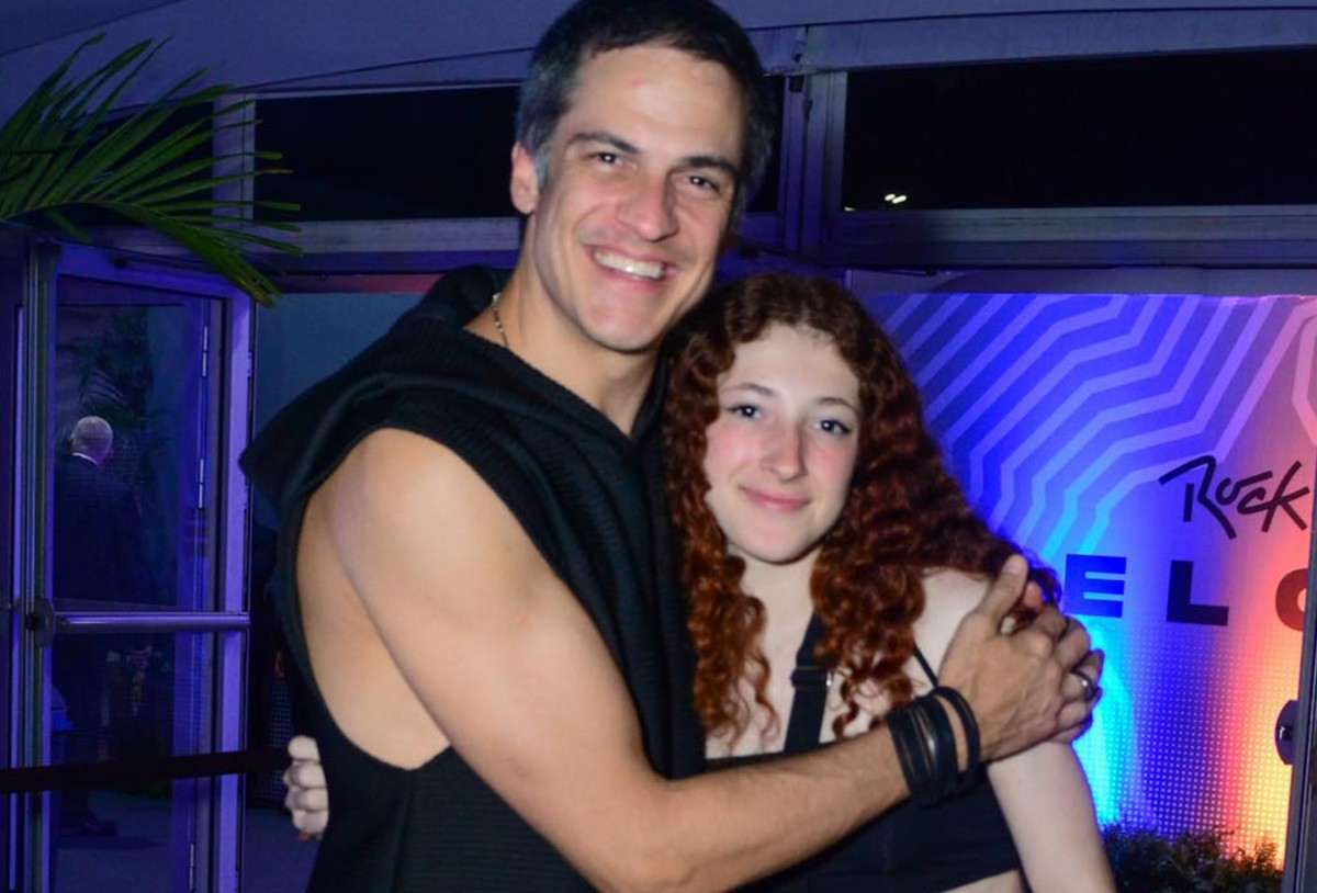 Mateus Solano faz rara aparição com a filha Flora no Rock in Rio; fotos