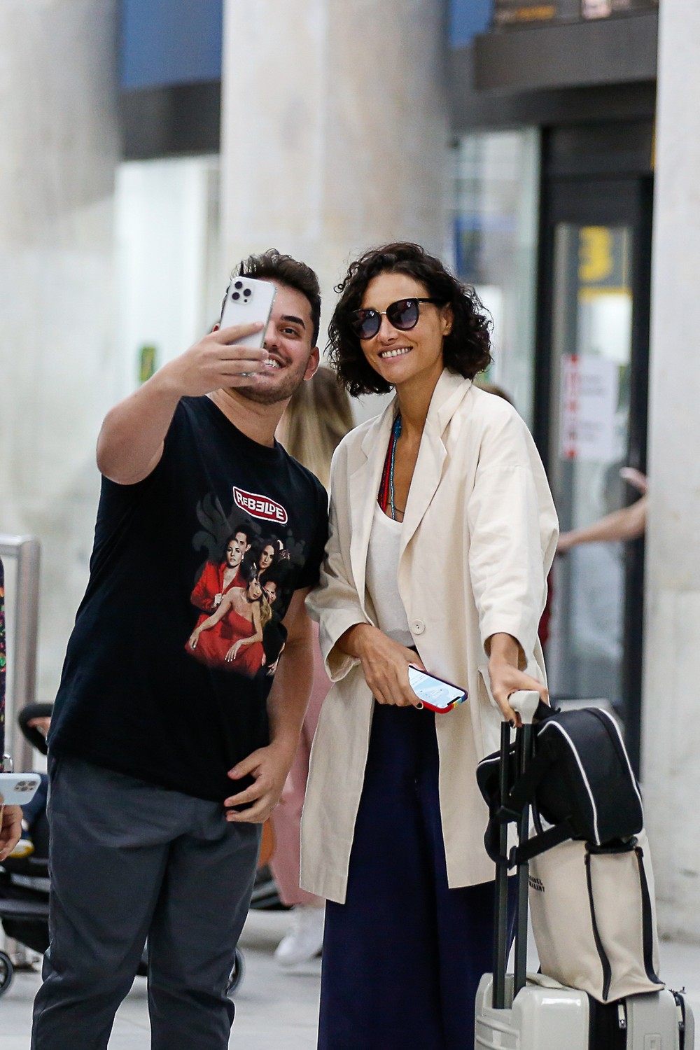 Débora Nascimento faz aparição rara com o namorado, Alex Cunha