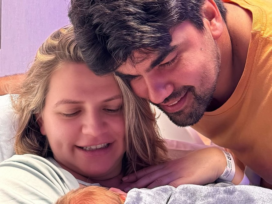 Pai de jovem de 22 anos, jornalista André Azeredo apresenta filho recém-nascido; fotos