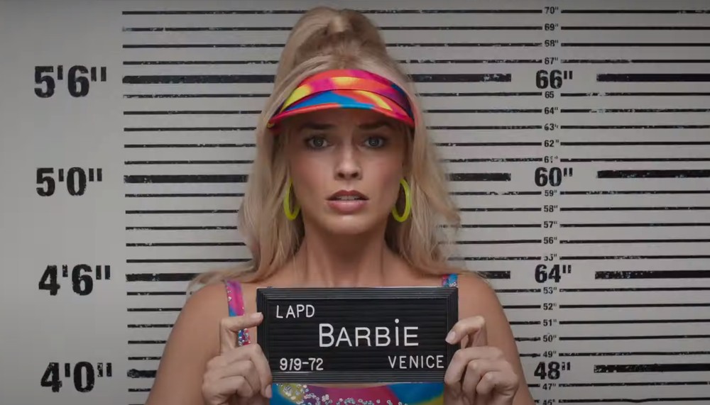 'Barbie': novo trailer oficial mostra boneca sendo presa no mundo real ...