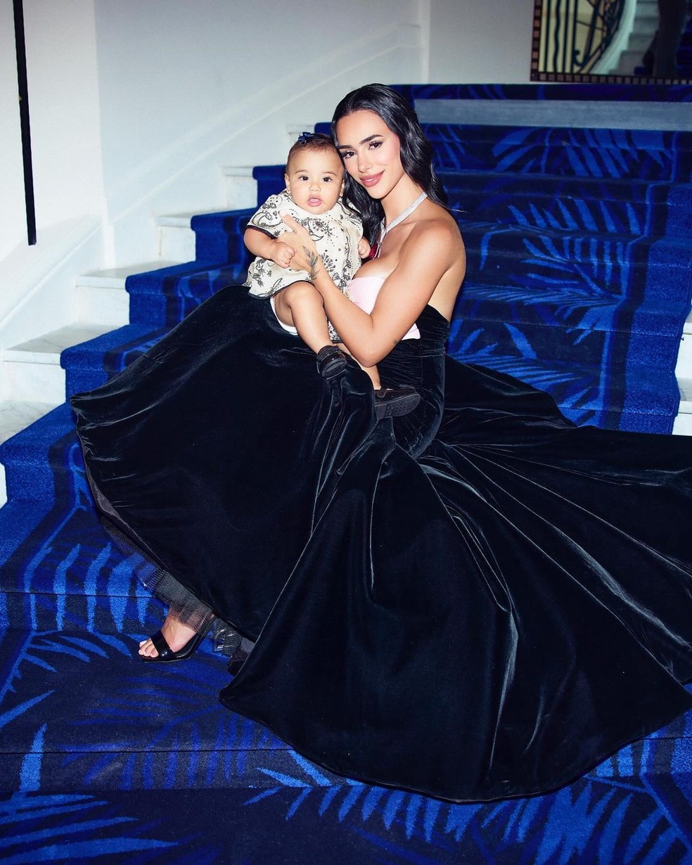 Bruna Biancardi encanta com fotos em Cannes com a filha, Mavie