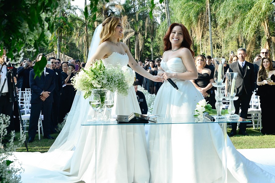 Mari Fernandez e Júlia Ribeiro se casam em cerimônia luxuosa no interior de São Paulo