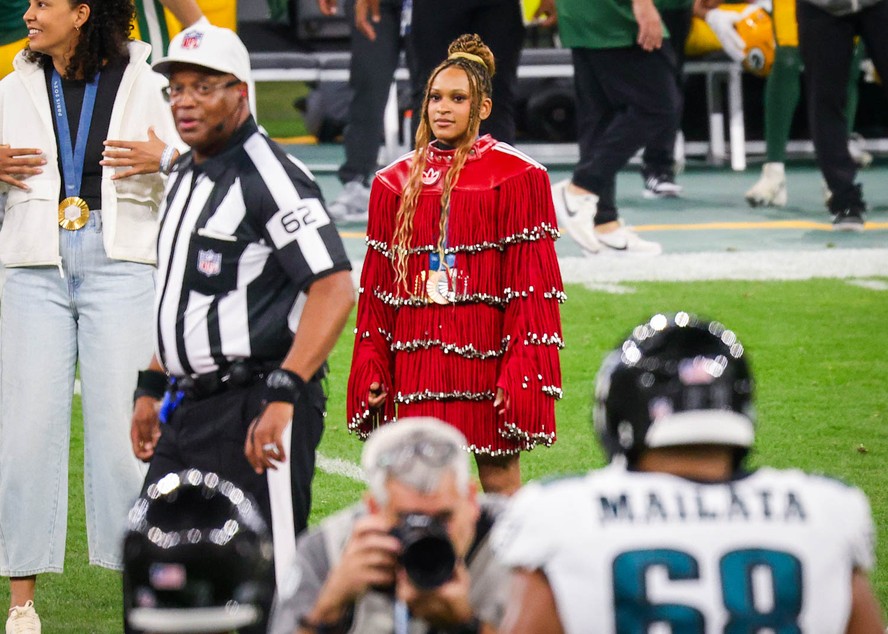 Rebecca Andrade escolhe look inusitado e ostenta medalhas em jogo da ...