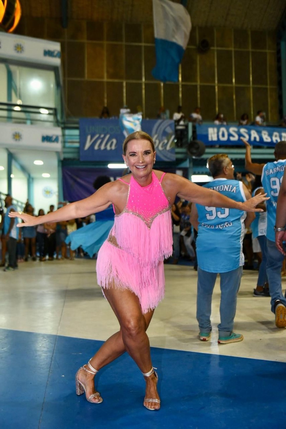 Aos 61 anos, 'vovó musa' do Carnaval, arrasa em noite de samba no Rio