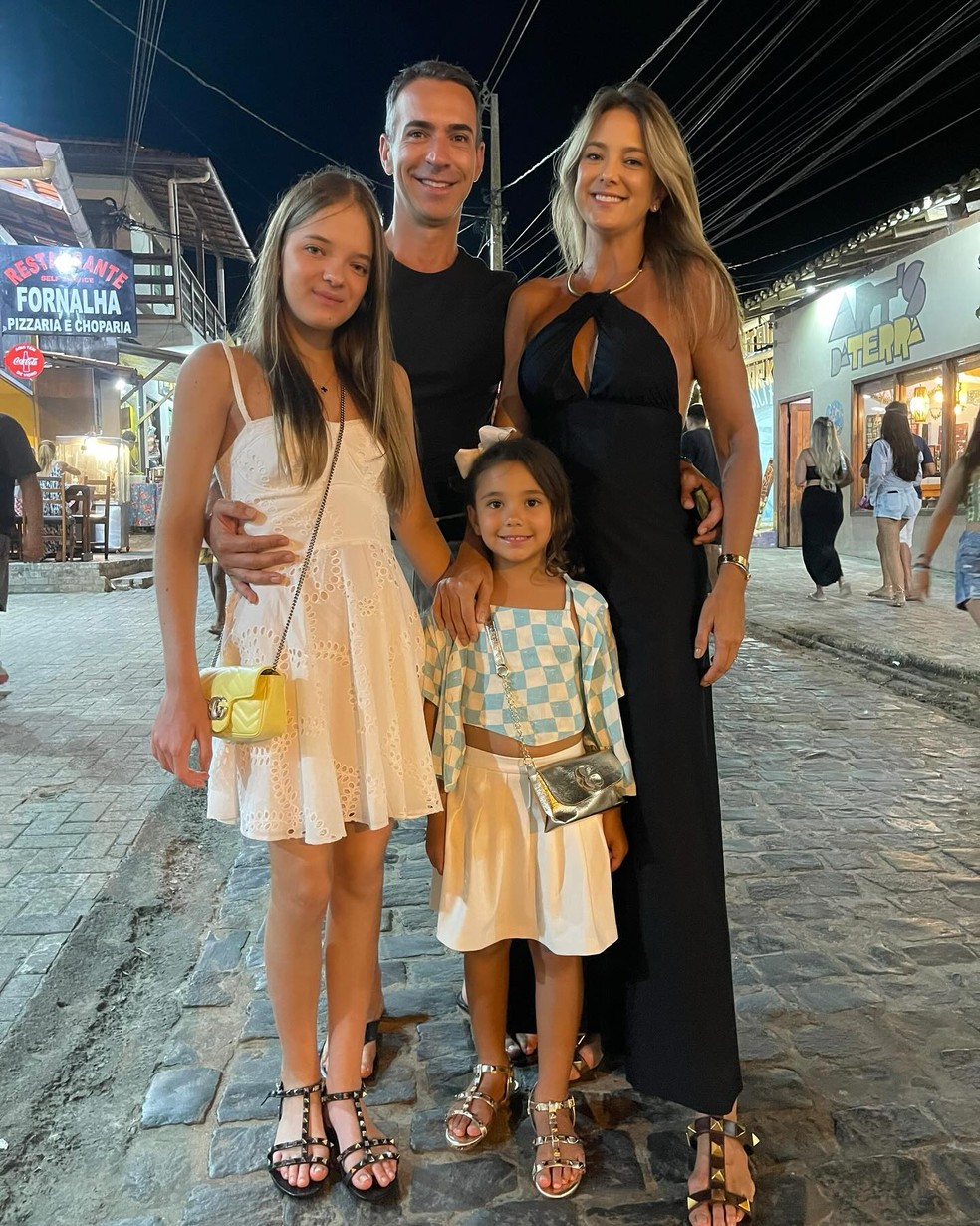 Ticiane Pinheiro posa com Cesar Tralli e filhas: 'Sendo feliz com minha ...