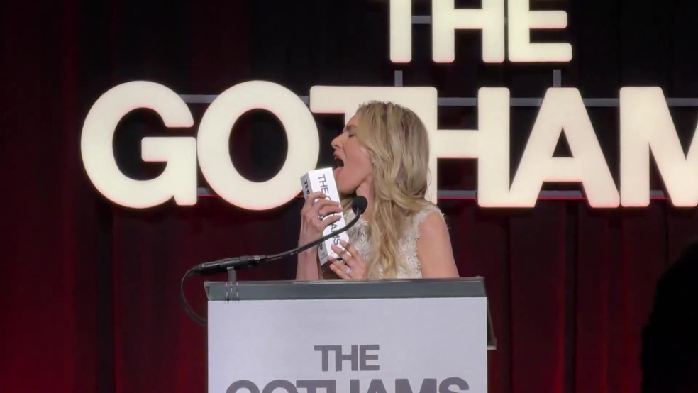 Eterna Mulher-Gato, Michelle Pfeiffer relembra 'Batman' e lambe troféu ...