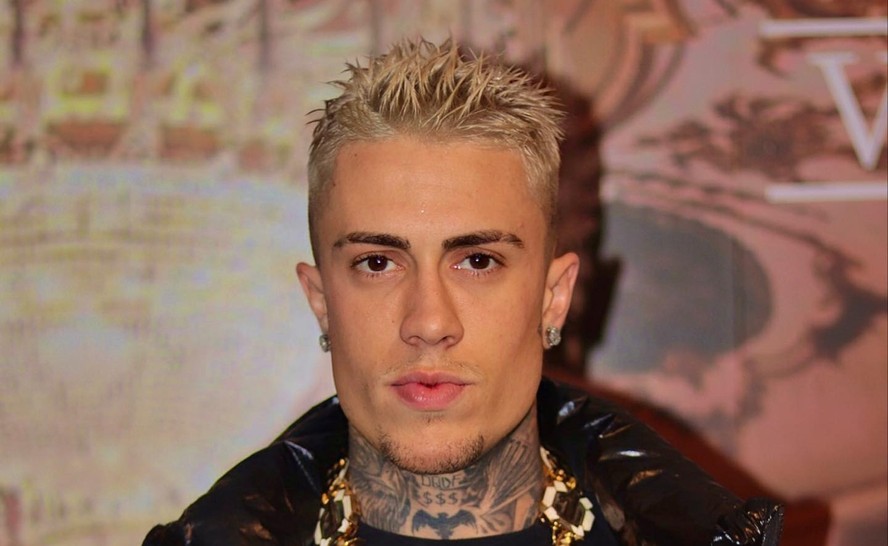 MC Daniel chora de emoção ao dar dentes novos ao avô: 'Maior vitória'