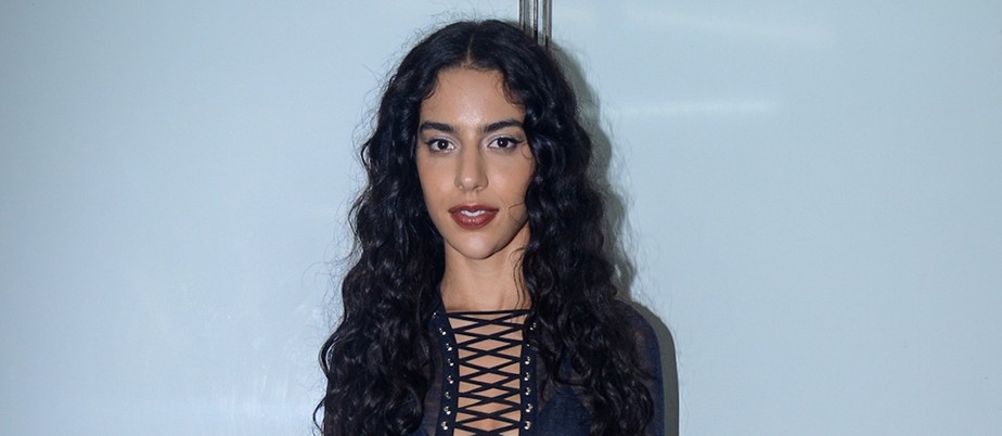 De look transparente, Marina Sena troca beijos com namorado antes de show