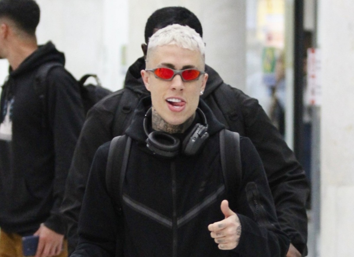 Simpático, MC Daniel faz pose para os paparazzi e atende fãs em ...