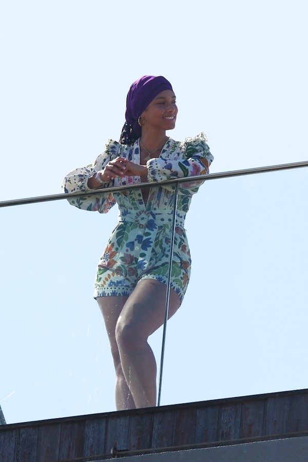 Alicia Keys joga beijo para fãs em cobertura de hotel no Rio de Janeiro