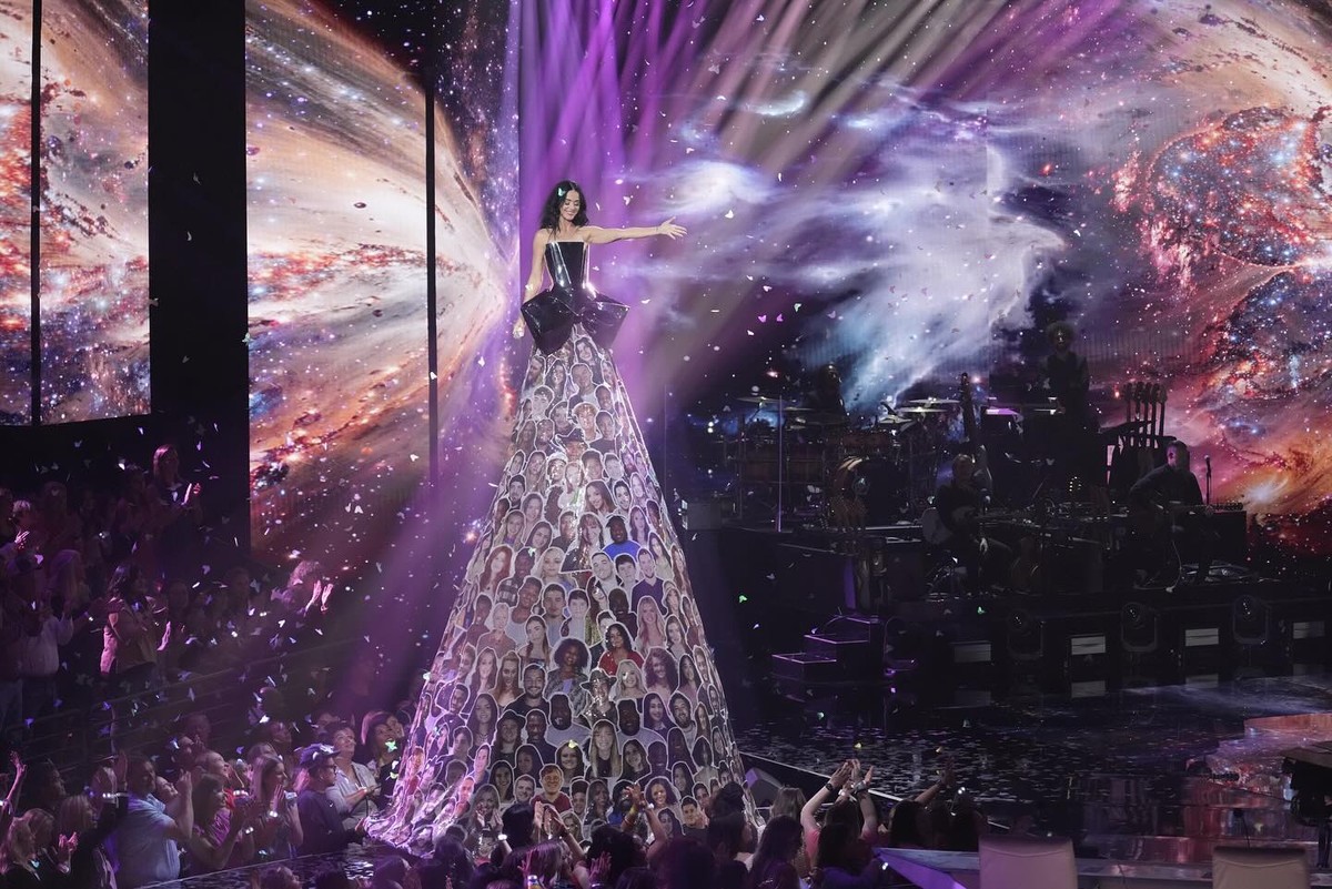 Katy Perry 'voa' e usa saia gigantesca ao se despedir do 'American Idol ...