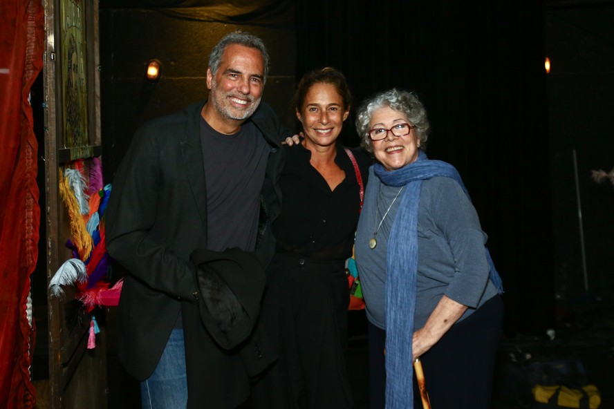 Andréa Beltrão e marido fazem aparição rara juntos em noite de teatro