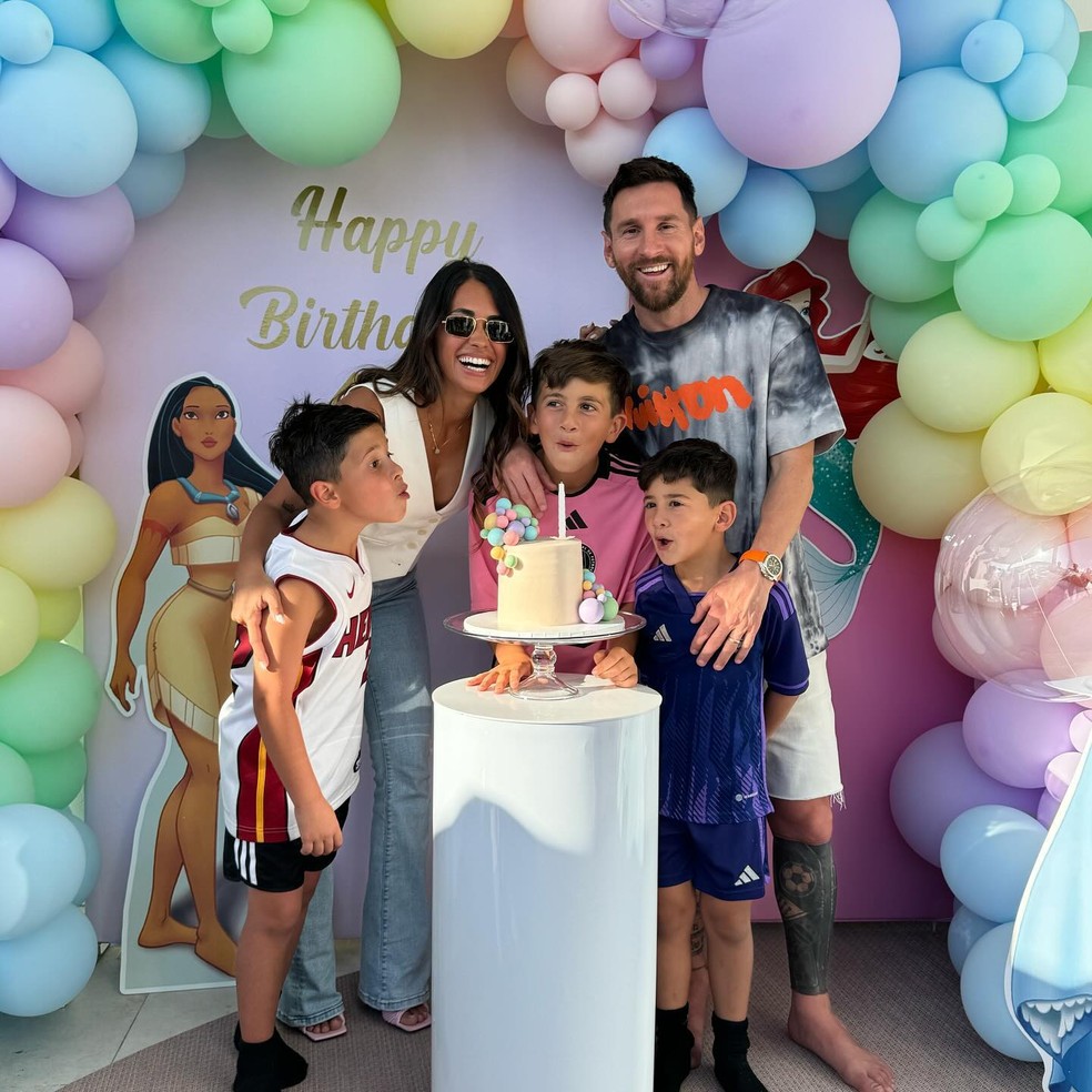 Messi comemora aniversário da mulher com festa temática de Disney: 'Te amo'