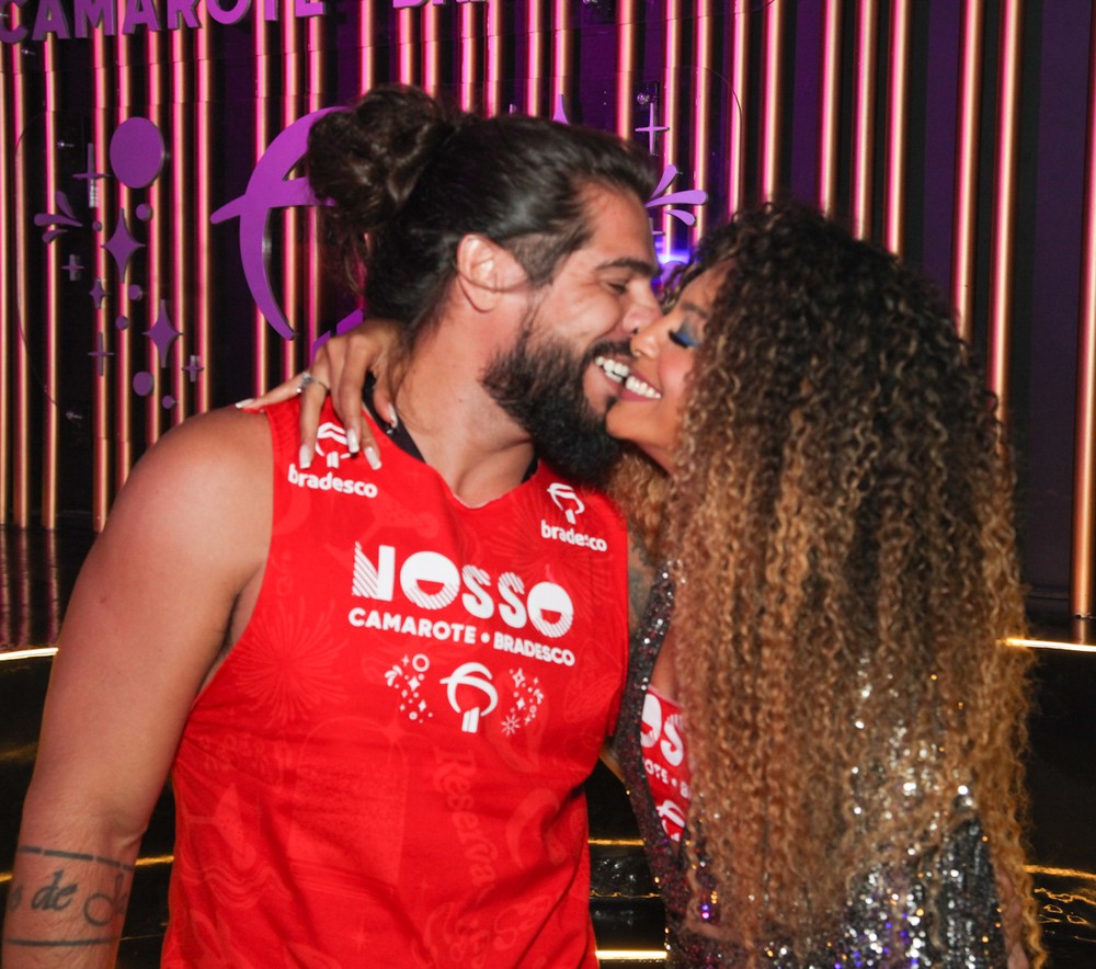 Sheron Menezzes nega ciúmes e exalta o marido: 'Eu fico boba de olhar ...