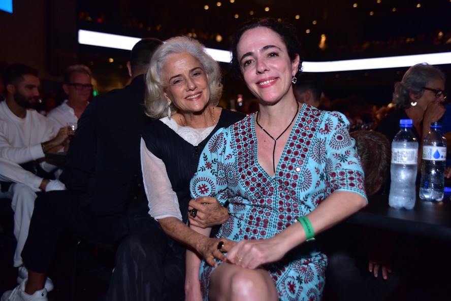 Marieta Severo e Silvia Buarque prestigiam Chico Buarque em show em SP
