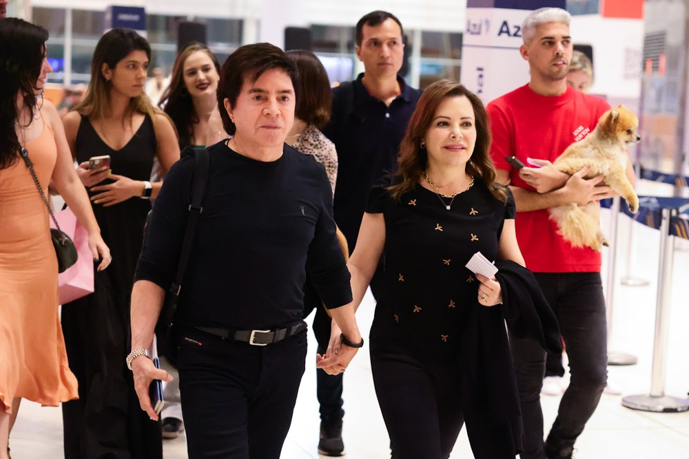 Solteira, Sandy embarca para turnê na Europa com a família