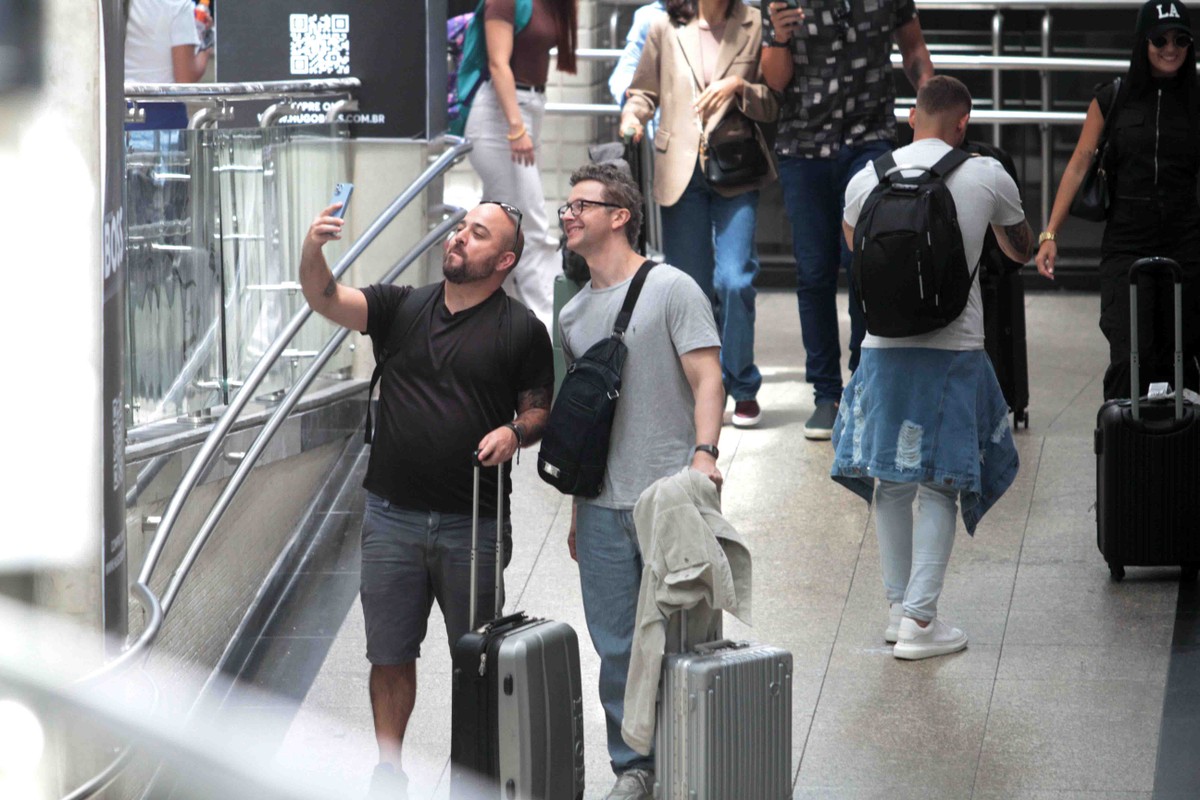 Ex-marido de Sandy, Lucas Lima é tietado em aeroporto em SP