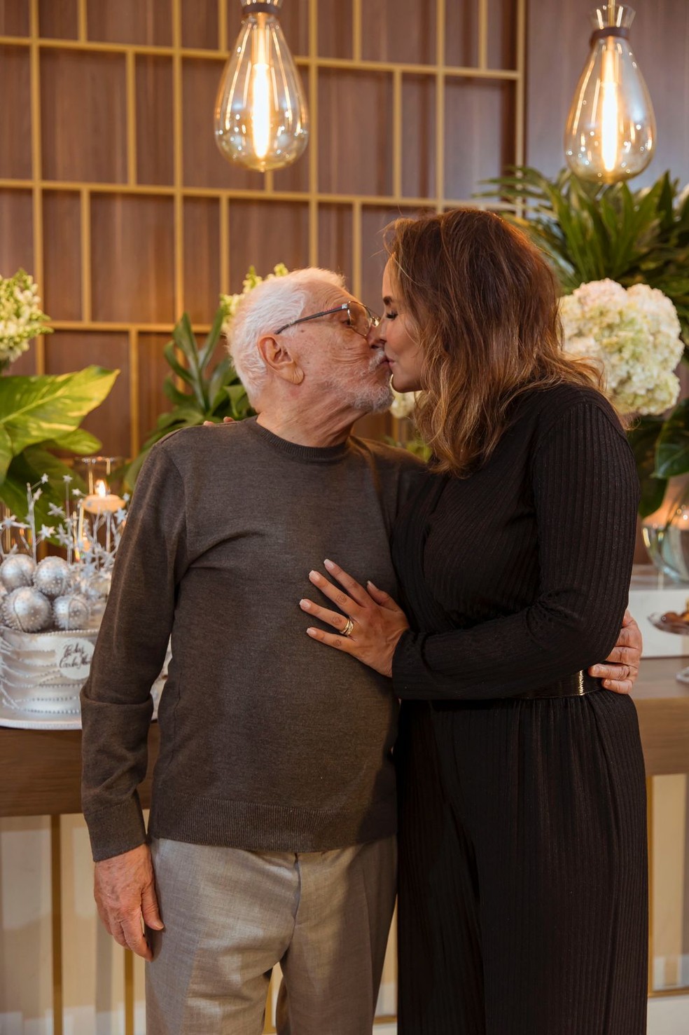 Carlos Alberto de Nóbrega reúne famosos e troca beijos com a esposa em ...