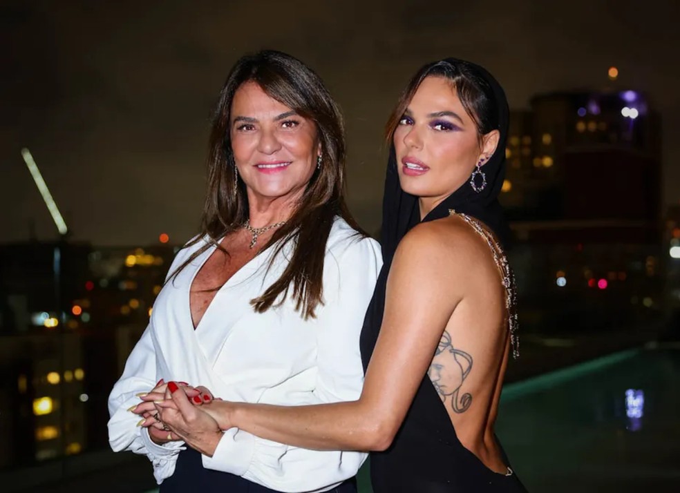 Mãe de Isis Valverde posta foto rara abraçadinha ao namorado