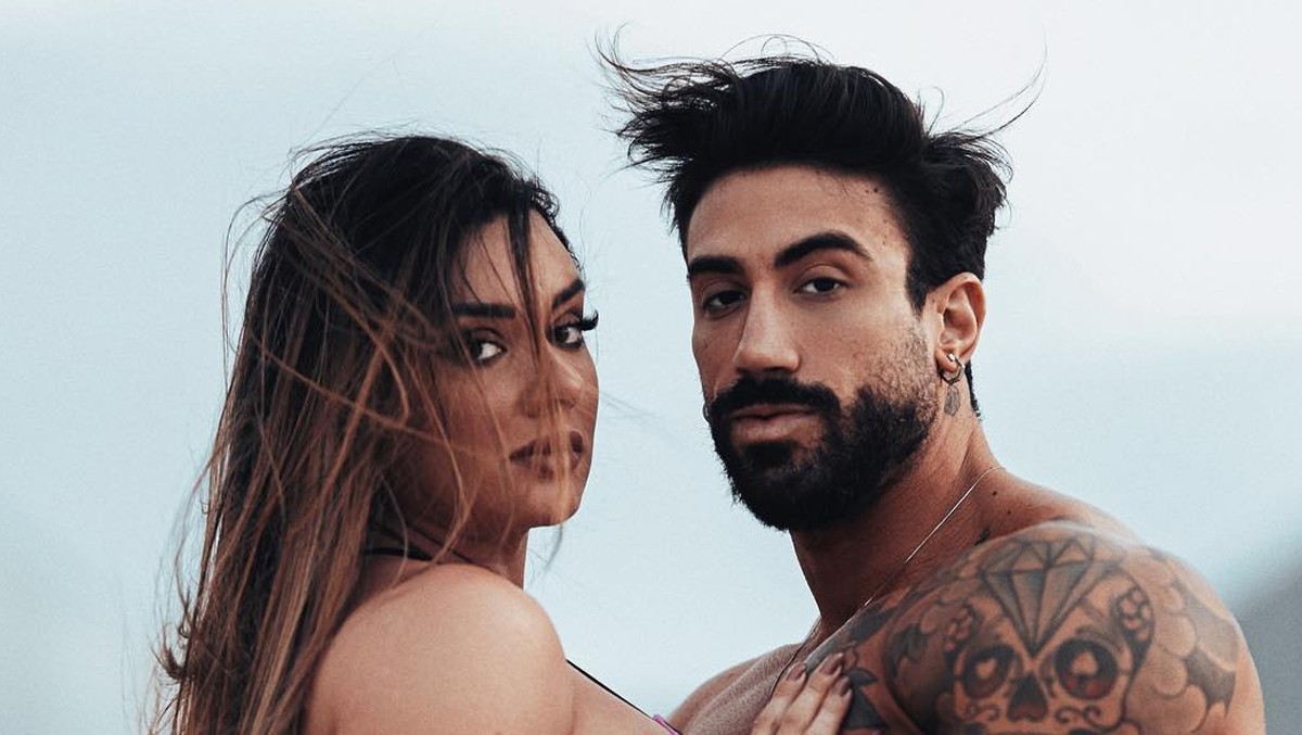 Nua, Juju Salimeni curte piscina com o noivo, Diogo Basaglia; vídeos